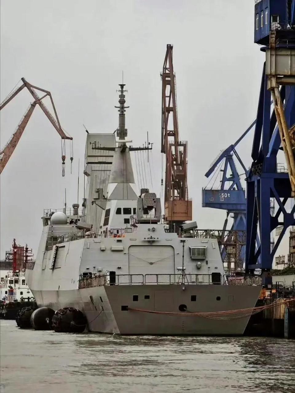 直20F直升机有多大？与直9C同框才明白，为何052D驱逐舰加长_腾讯新闻