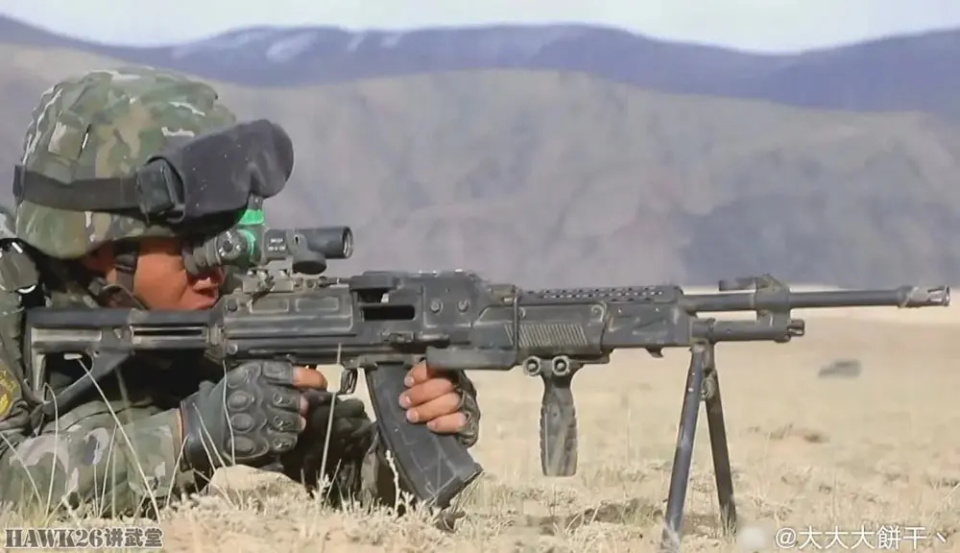 海外谈中国：QJB-201轻机枪采用双路供弹 大幅提升步兵班作战能力_腾讯新闻