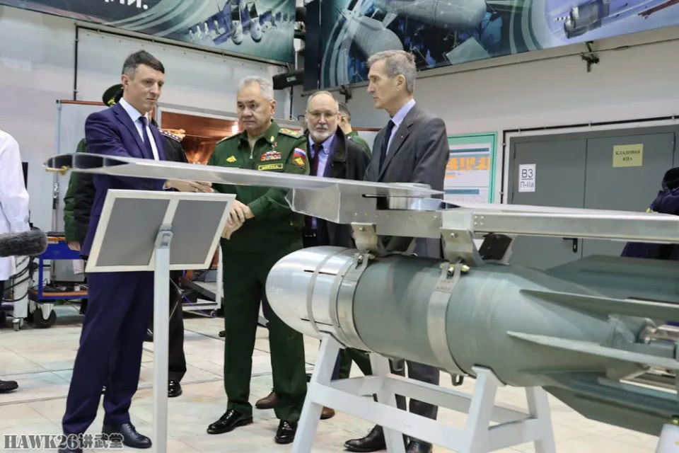 视频解读：FAB-3000滑翔制导炸弹带来的震撼 俄军投下超重型武器_腾讯新闻