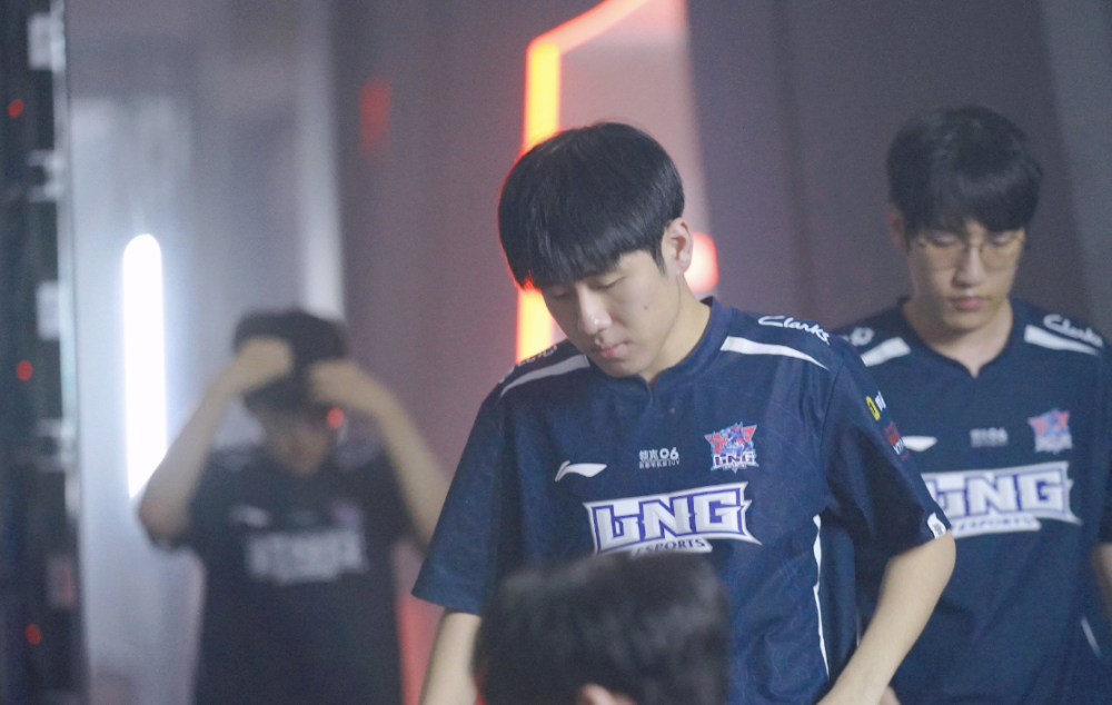 Yagao哑火，Elk低迷！JDG七擒BLG，拿下首张S赛门票_腾讯新闻