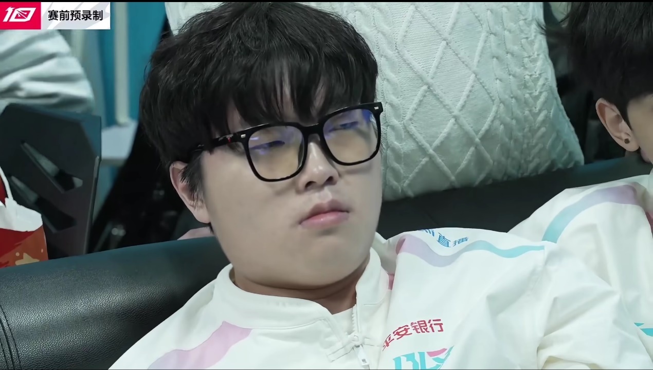 Uzi小明聊天图火了，打破决裂传言，后与BLG会面，Bin的反应亮了