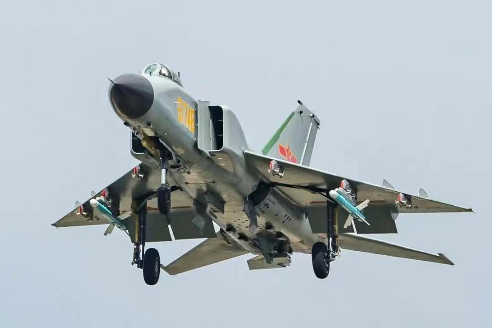 作战半径仅600公里，性能也越来越鸡肋，歼侦-8F为何还不退役？_腾讯新闻