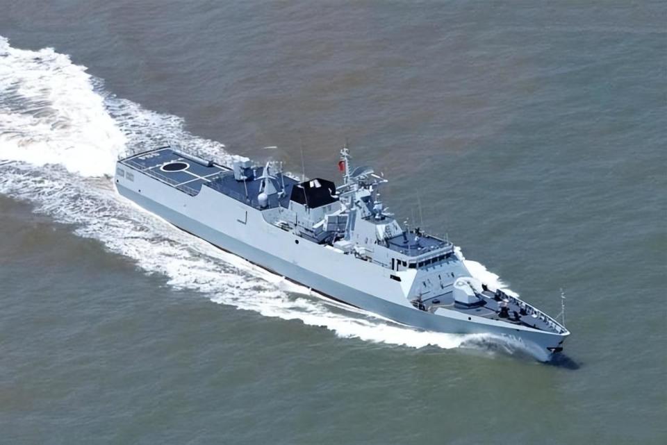 056型护卫舰有多大？与054A同框才明白，为何会逐步转交海警使用_腾讯新闻