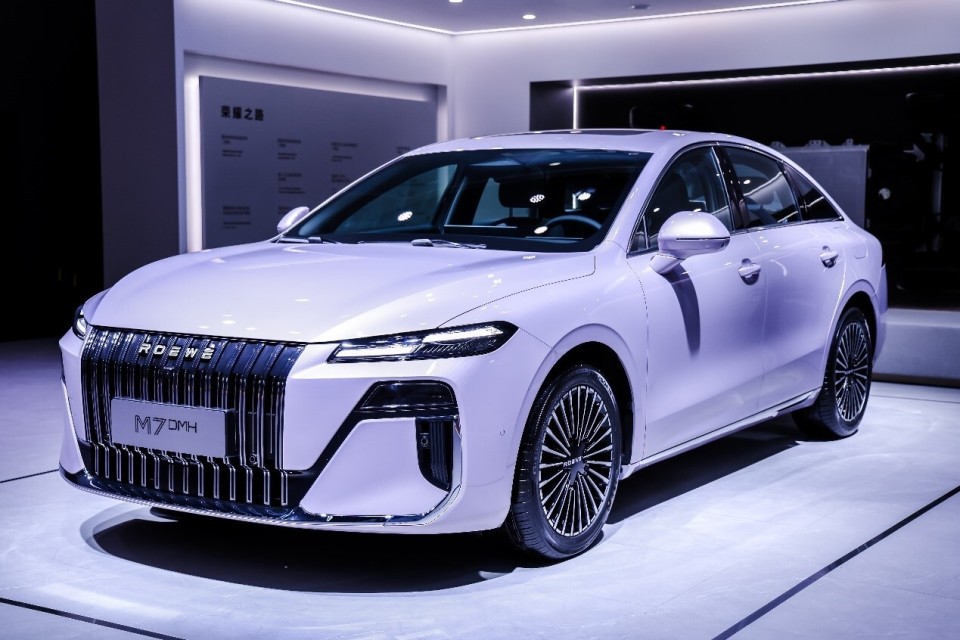 荣威M7 DMH对比吉利银河A7，谁表现更全面？_腾讯新闻