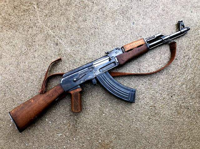 全球产量最多的14种枪械，AK产量过亿，英77系列排第二_腾讯新闻