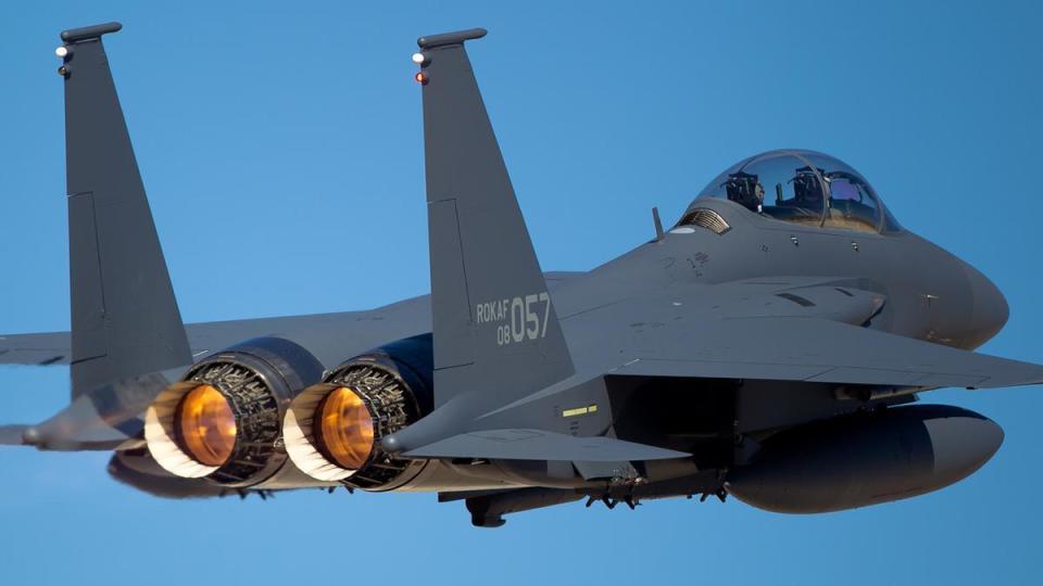 62亿美元！韩国升级59架F-15K想抗衡歼-16？又被美国狠宰一刀？_腾讯新闻