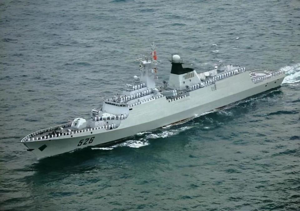 054B型护卫舰有多大？与054A同框才明白，为何满载提升了2000吨_腾讯新闻