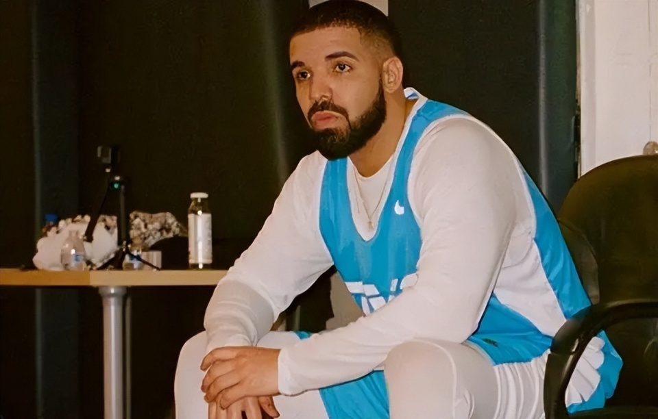 榜单成绩超越迈克尔杰克逊，饱受争议的嘻哈明星Drake_腾讯新闻