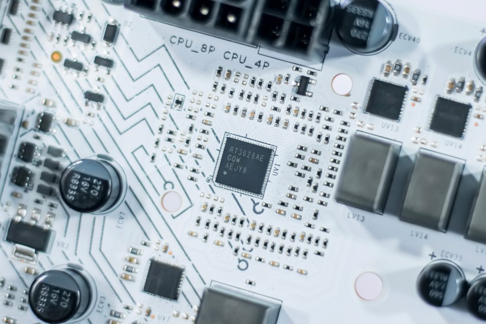 七彩虹战斧冰霜B760M D4主板评测：14相供电，充分释放i7性能_腾讯新闻