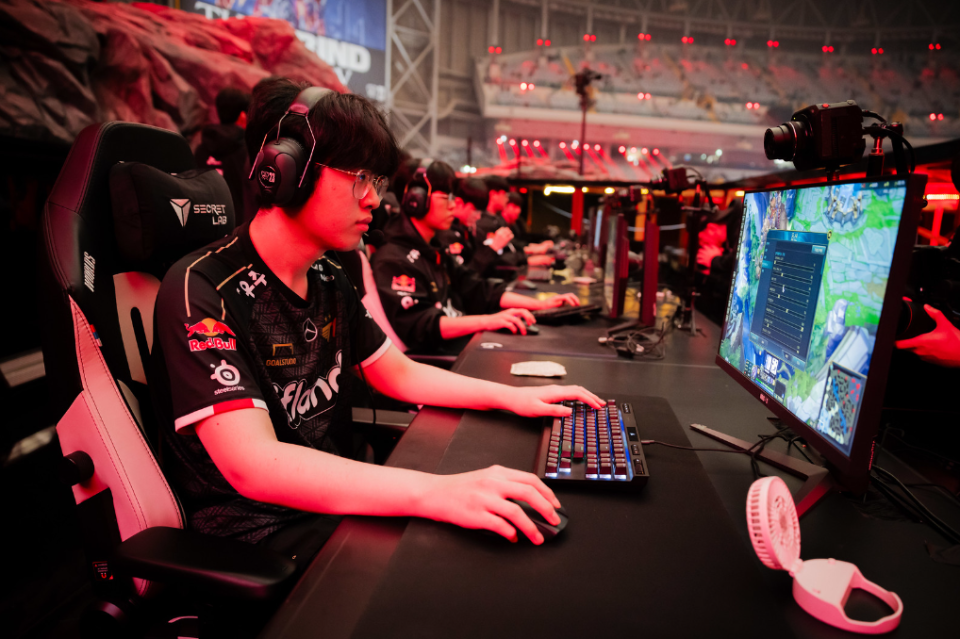 T1勇夺S13全球总决赛冠军，上路Zeus拿下总决赛FMVP_腾讯新闻