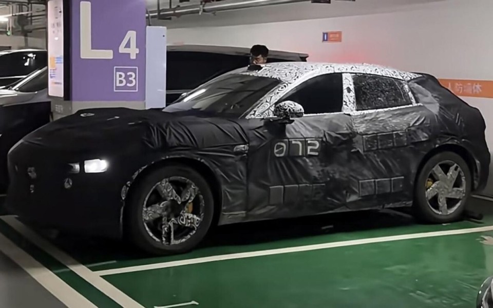 小米SU8曝光定妆照，预计售价23.59万起，能比小米SU7更好卖？_腾讯新闻