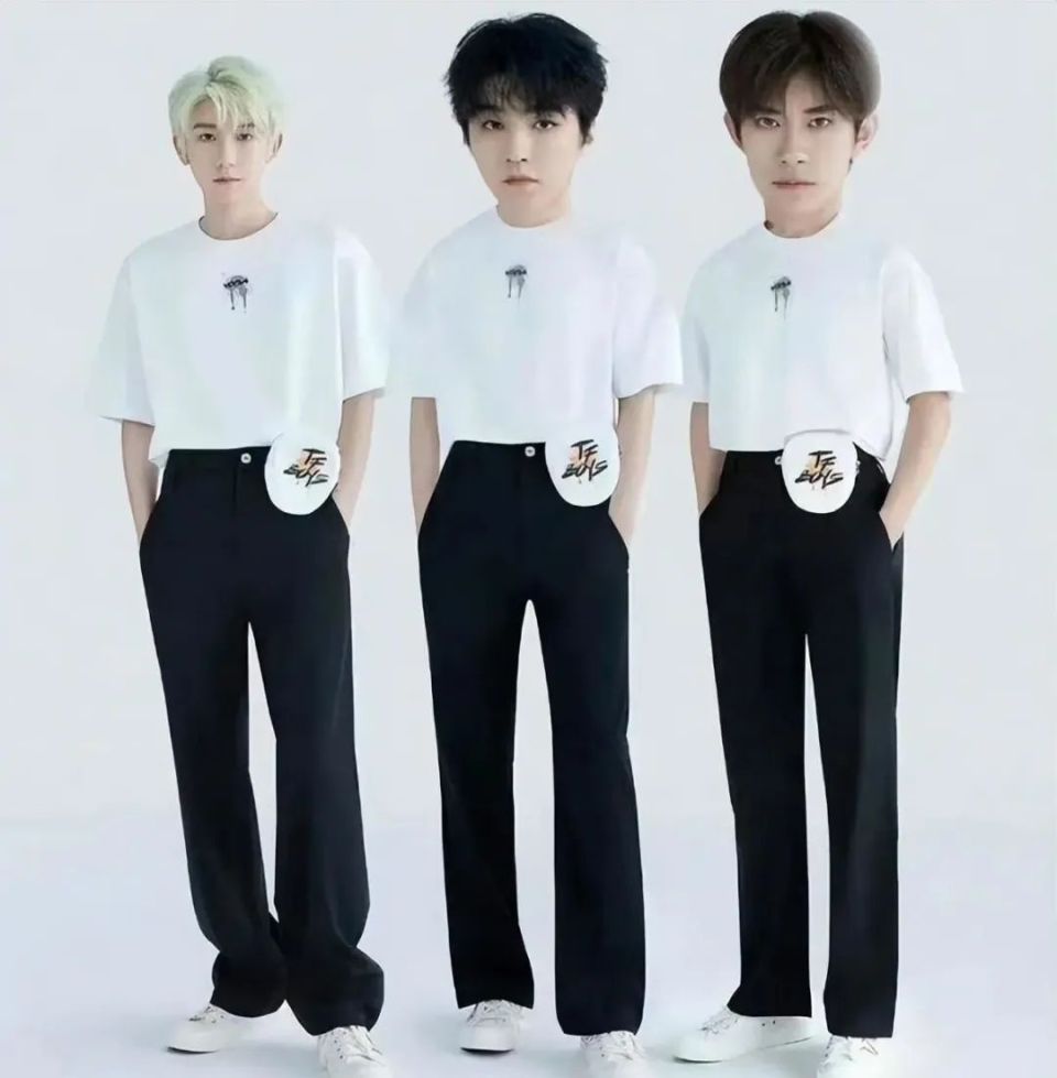 TFboys粉丝太疯狂！通宵排队进场，为抢座斗殴，高铁打CALL贴海报_腾讯新闻