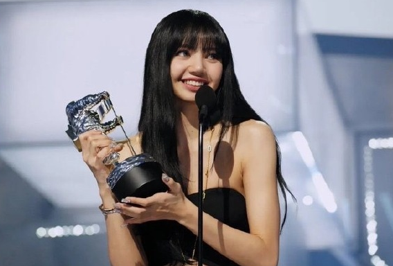 Lisa三夺VMA最佳K-POP奖创历史，BLACKPINK成员双双闪耀国际舞台_腾讯新闻