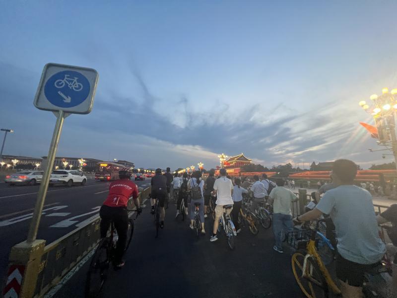 “长安街夜骑”火爆的背后：北京自行车回潮_腾讯新闻