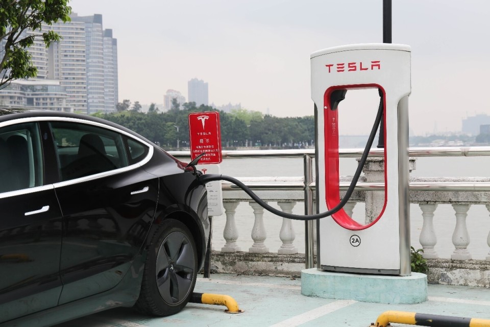 坚持不给特斯拉上800V平台！难道马斯克不知道400V充电很慢吗？_腾讯新闻