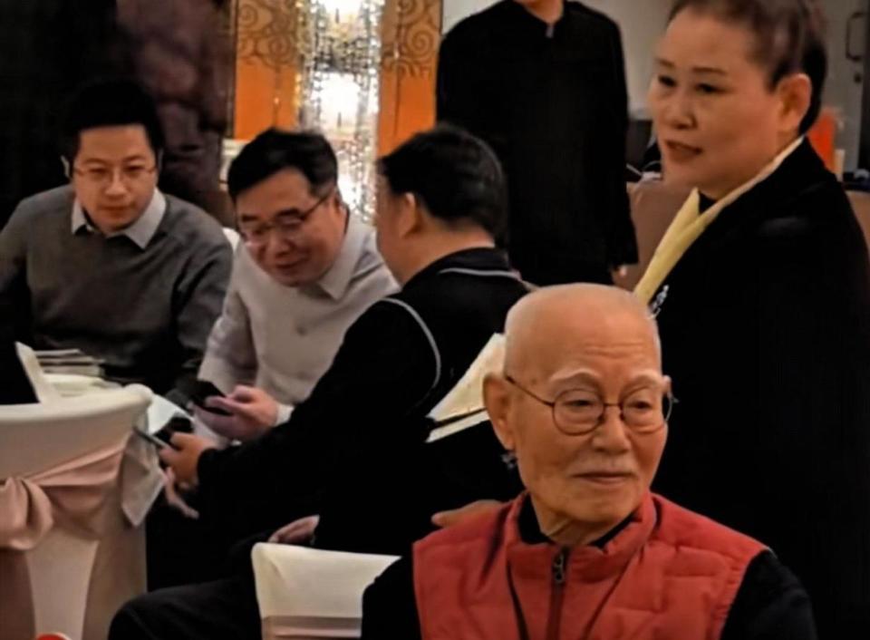 刘晓庆从影50周年庆友汇爆火！老戏骨齐聚，这幕看呆全网观众_腾讯新闻