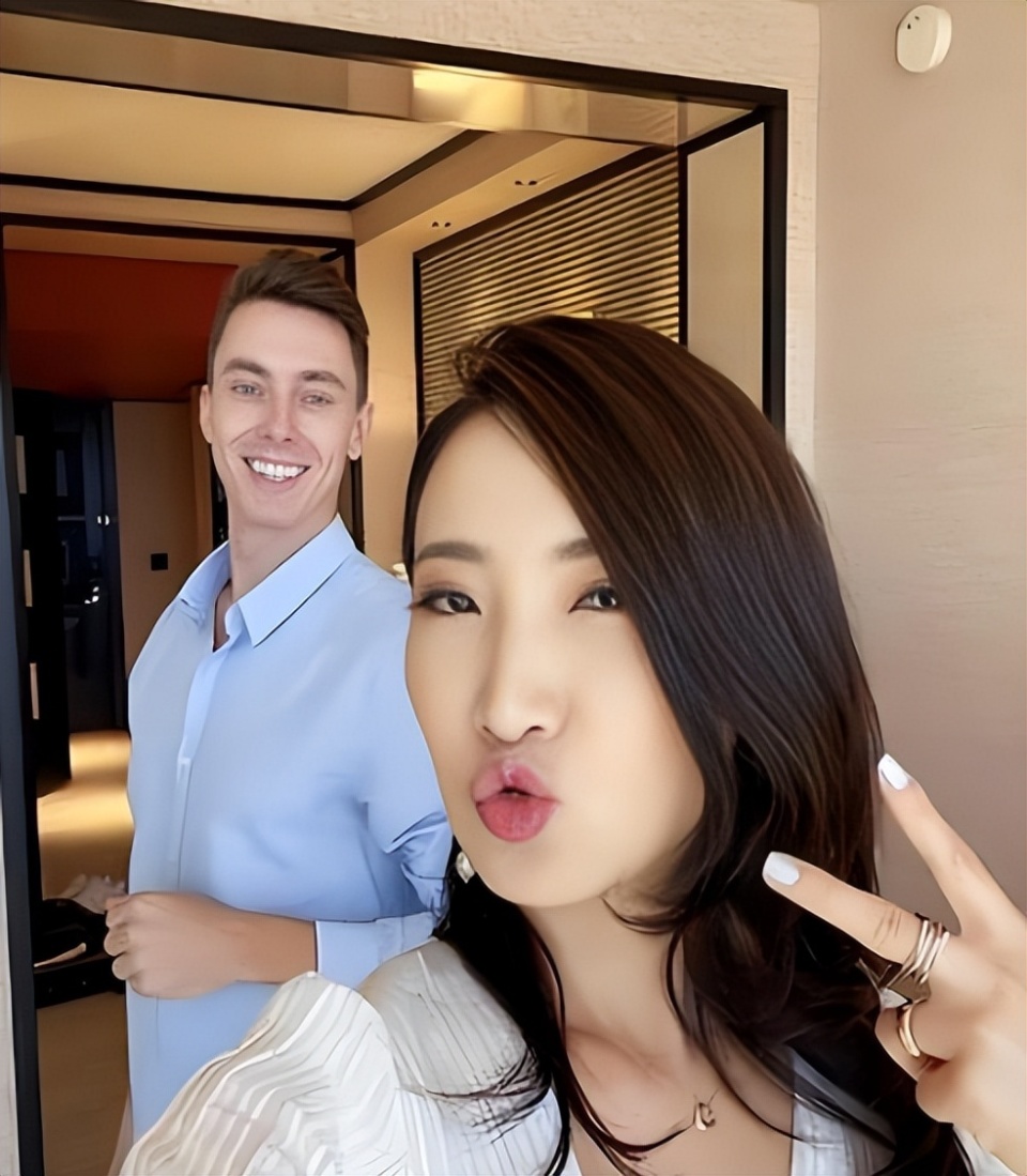 和陈赫离婚10年，许婧的一张“性感照”，撕下了这段婚姻最后体面_腾讯新闻