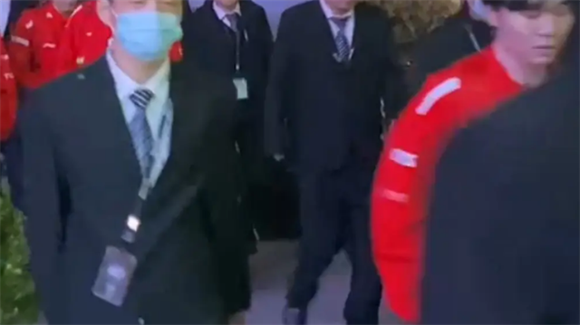 rookie给jkl“看脸色”？输比赛甩开队友匆匆离开，jkl一脸心虚