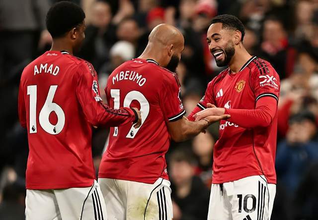 英超打响玫瑰德比！曼联冲击2026首胜：8人缺席 首发曝光_腾讯新闻