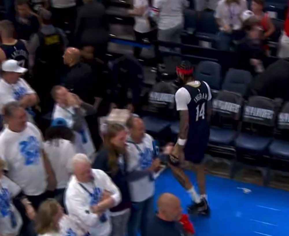 G1雷霆险胜鹈鹕！CJ+莺歌转头离场，杰伦与各将庆祝，1画面太暖心_腾讯新闻