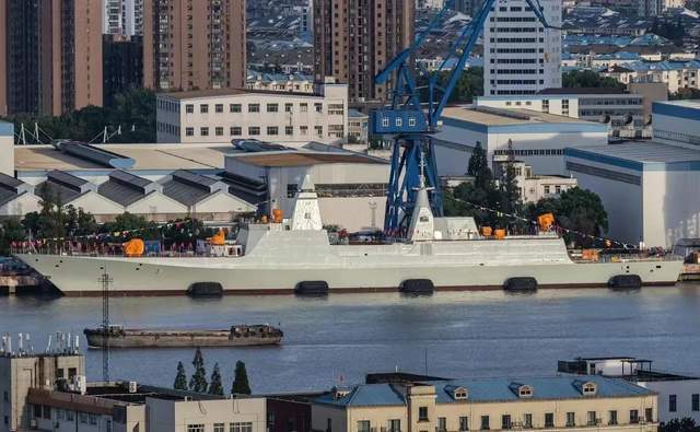 054B型护卫舰：2号舰555钦州舰下水，网传该型舰只建4艘存在争议_腾讯新闻