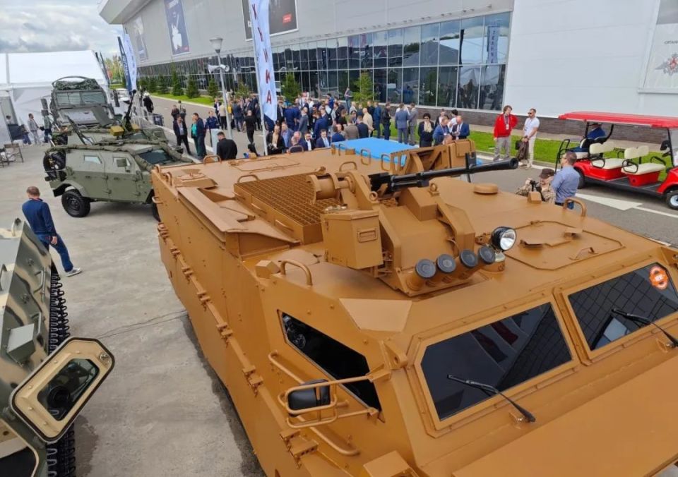 新一代“面条萝卜”！俄罗斯推出新型MGT-LB多用途两栖装甲车_腾讯新闻