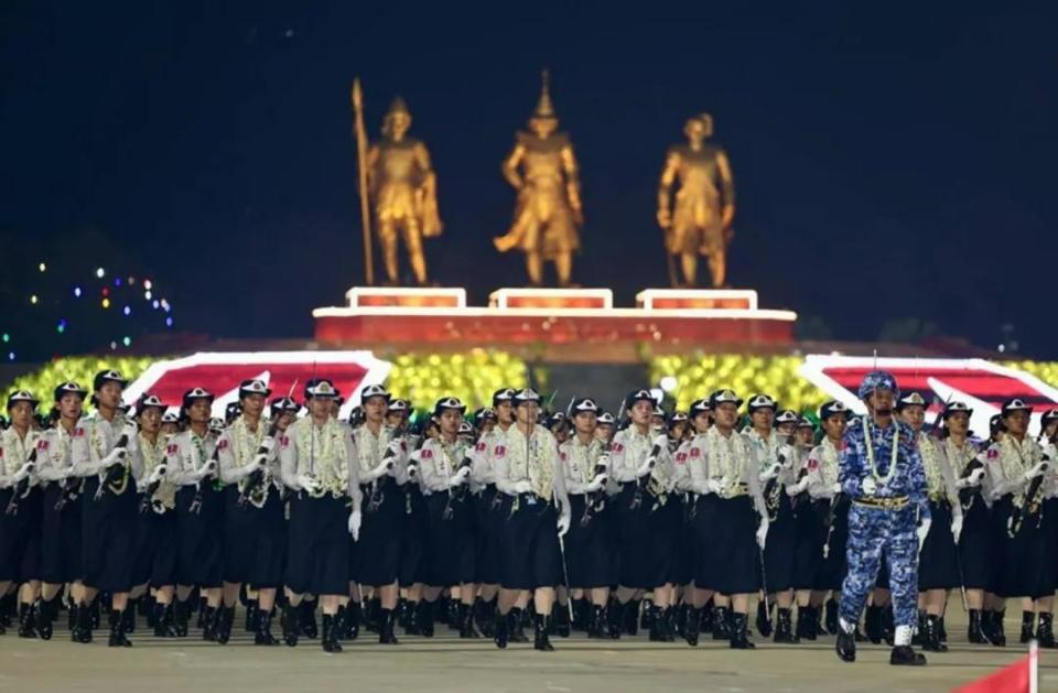 夜空亮剑！缅甸建军80周年，敏昂莱大阅兵！喊话：国防军“永不向恐怖主义妥协”！_腾讯新闻