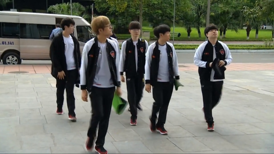 Faker看了都迷糊，T1官方店搞事，以经典1557自嘲，后遭粉丝攻击_腾讯新闻