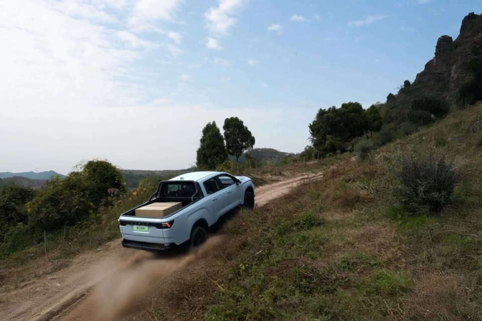 雷达金刚上市：9.98万起买纯电皮卡，续航最长605km_腾讯新闻