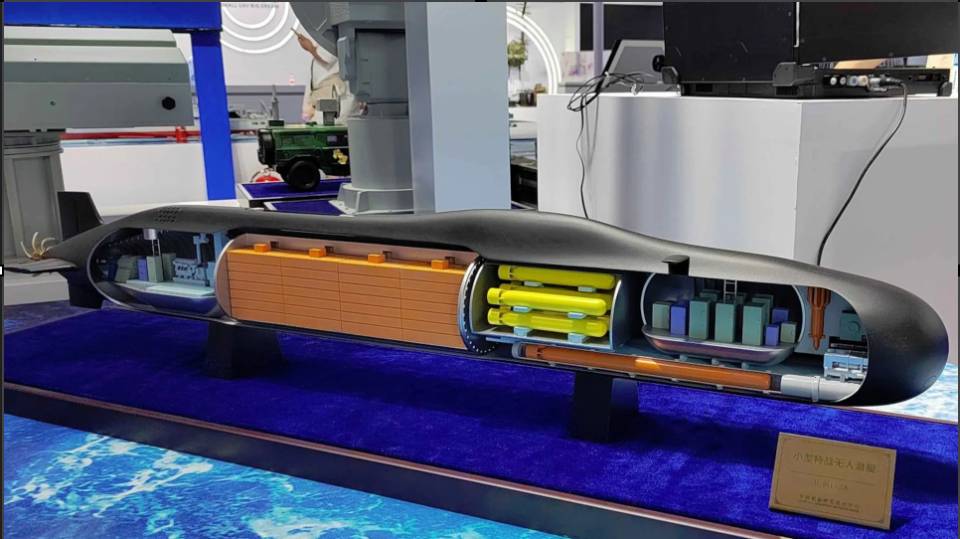 CSSC展出无人潜艇：智能化、吨位大、下潜深，能执行多种作战任务_腾讯新闻