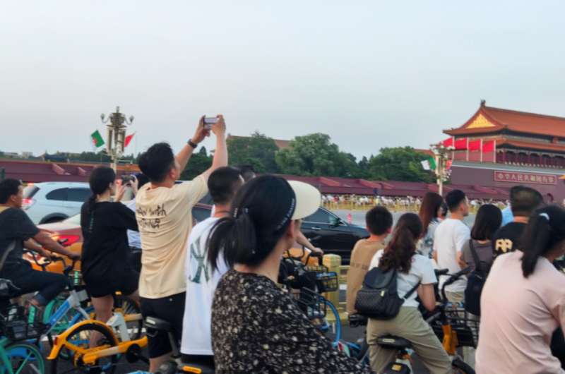 “长安街夜骑”火爆的背后：北京自行车回潮_腾讯新闻