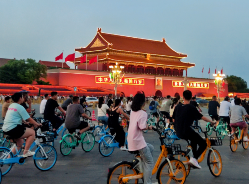 “长安街夜骑”火爆的背后：北京自行车回潮_腾讯新闻
