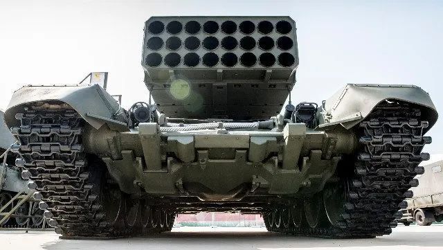 俄军装备TOS-3新型喷火坦克，其实是TOS-2换底盘_腾讯新闻