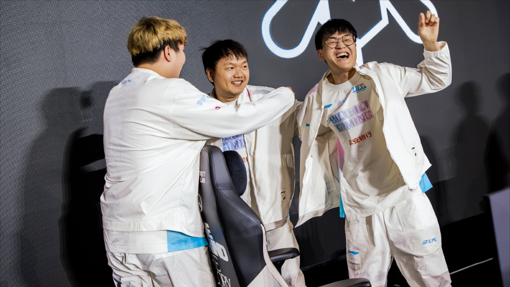 WBG粉丝全员皆僵尸？TheShy黑梗被玩出花，PVZ大战毫无火药味_腾讯新闻