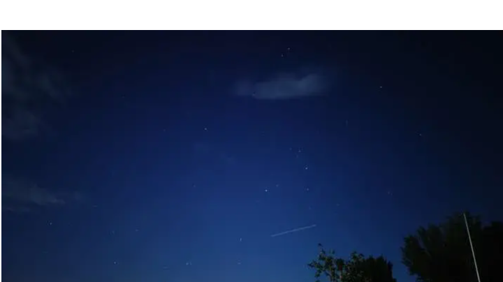 夜空中的绿红白亮点是什么？_腾讯新闻