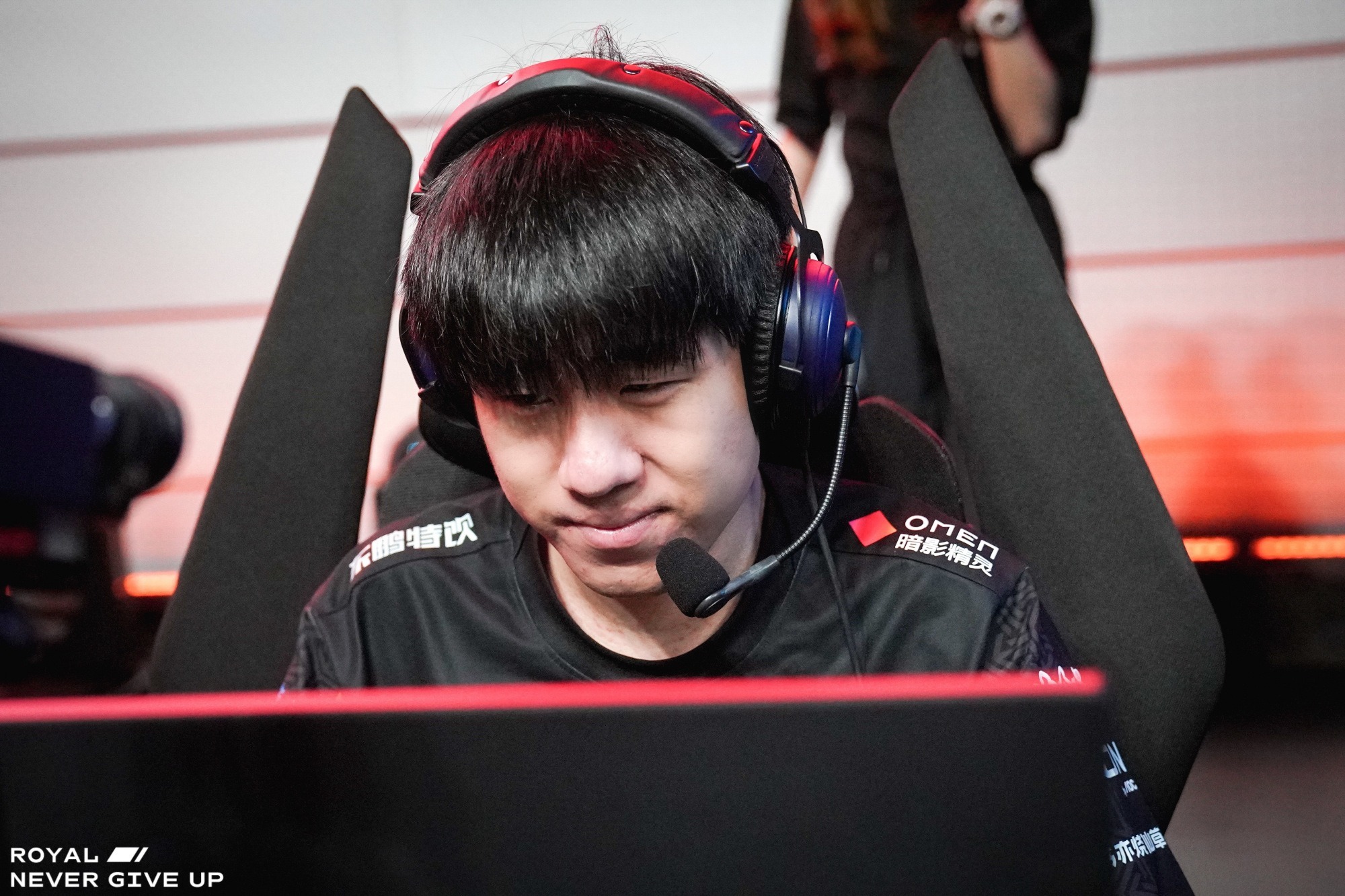 Gala哭了！RNG发布赛后视频：Gala心态崩溃，捂脸痛哭