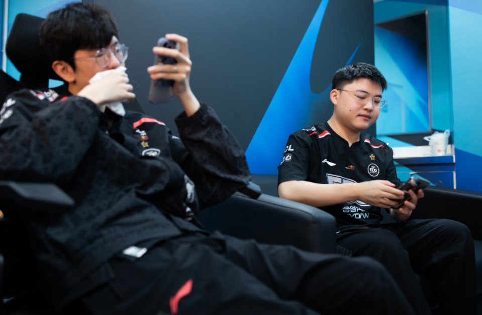 EDG季后赛再战WE！Uzi状态低迷，Jiejie苦练芮尔_腾讯新闻