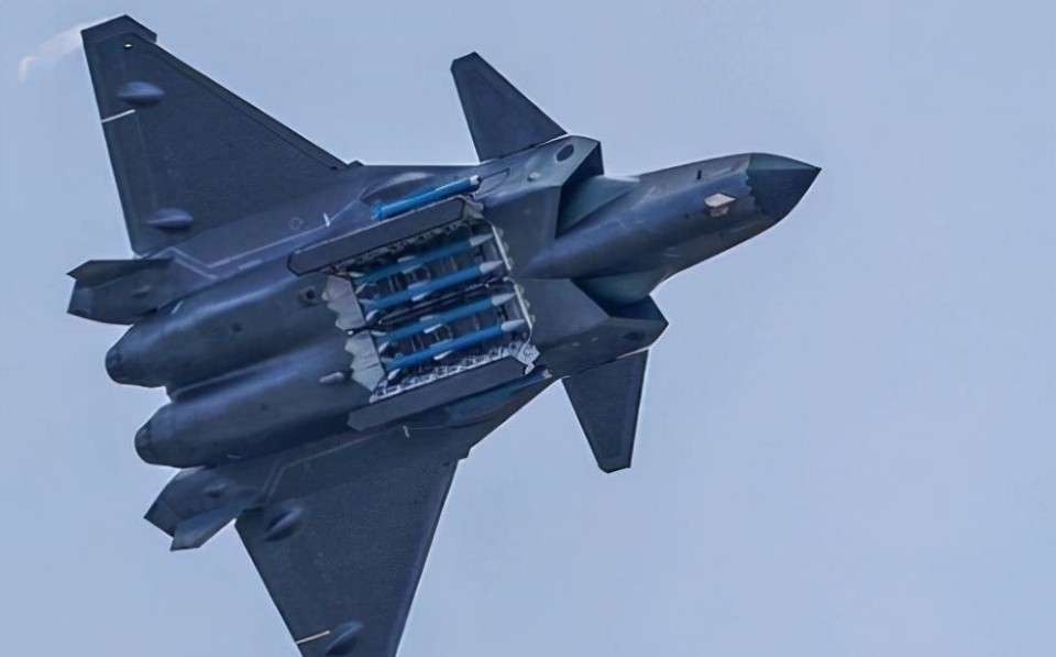 中国PL-15空空导弹全新改进,弹翼尺寸更小,歼20弹舱可挂6枚_腾讯新闻