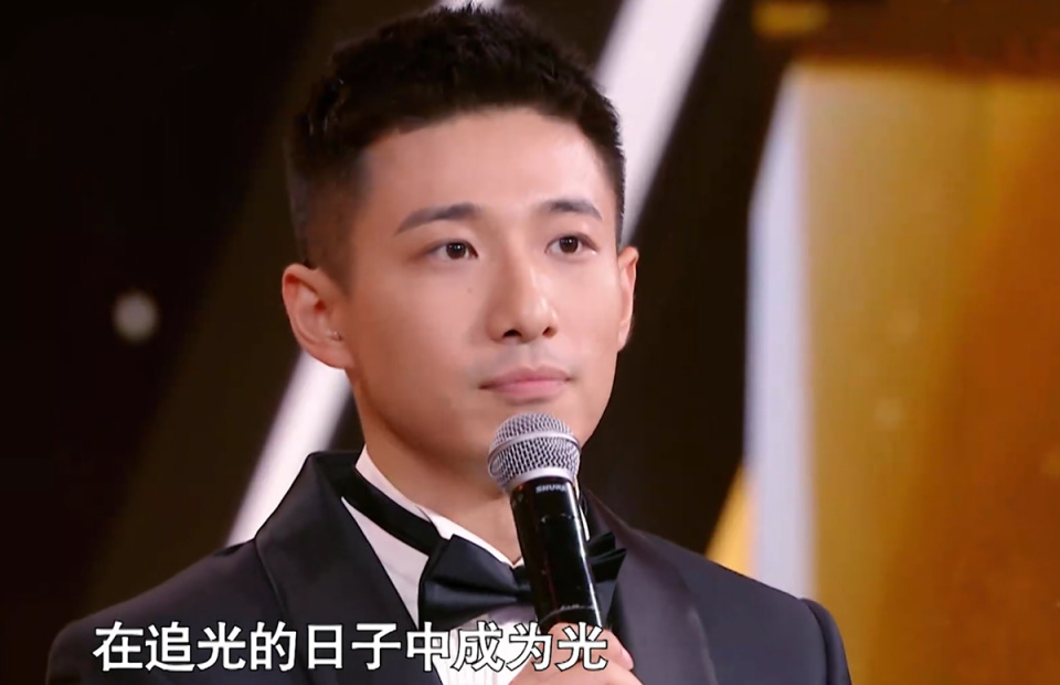 两次出场全拿第一，能说会唱颜值高，《主持人大赛》张慧鑫夺冠呼声高_腾讯新闻