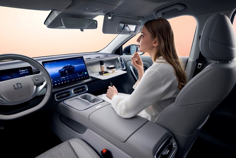 预订爆款！零跑B01全球首秀，650km续航+激光雷达，价格很关键_腾讯新闻