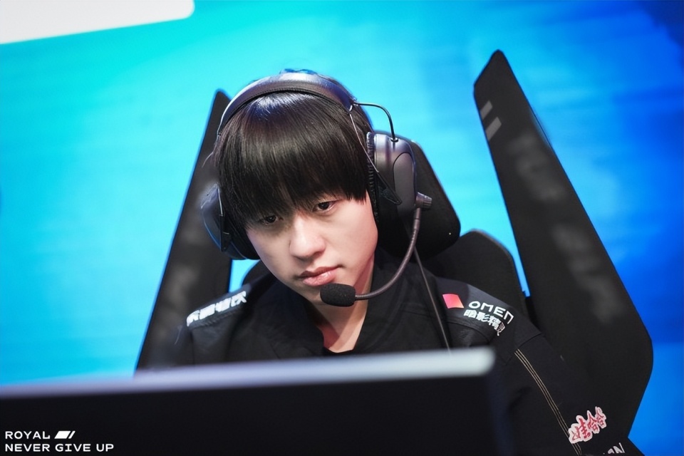 RNG阵容大洗牌！官方大名单更新：打野格局和辅助iwandy加入_腾讯新闻