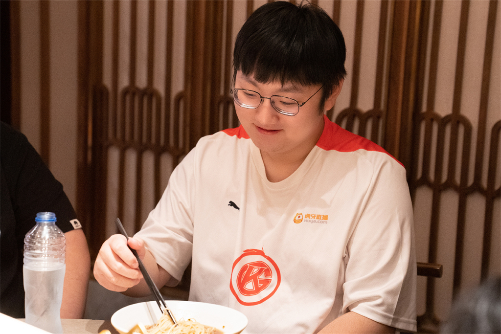 百兽试训AG连拿两局MVP，3比2力克KSG，首发仅剩未央还在