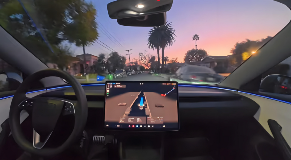 新车自动开到家，特斯拉HW5.0狂秀操作，再战华为有胜算吗？_腾讯新闻