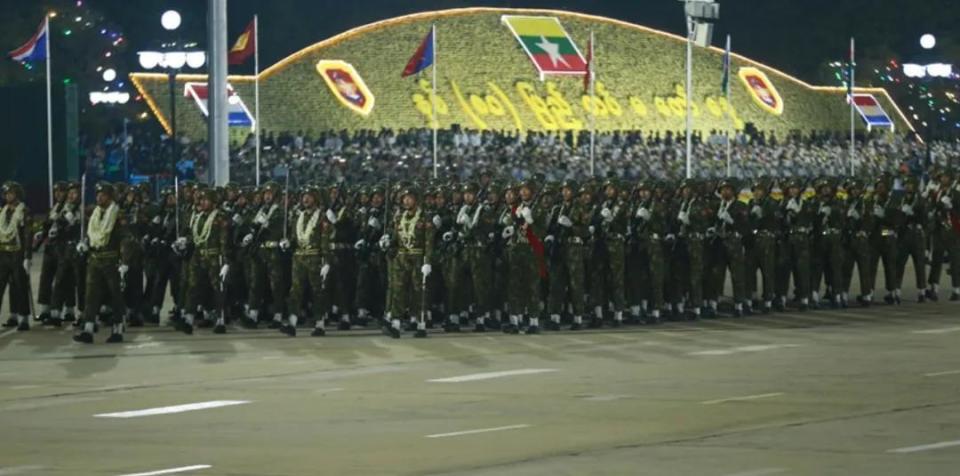 夜空亮剑！缅甸建军80周年，敏昂莱大阅兵！喊话：国防军“永不向恐怖主义妥协”！_腾讯新闻
