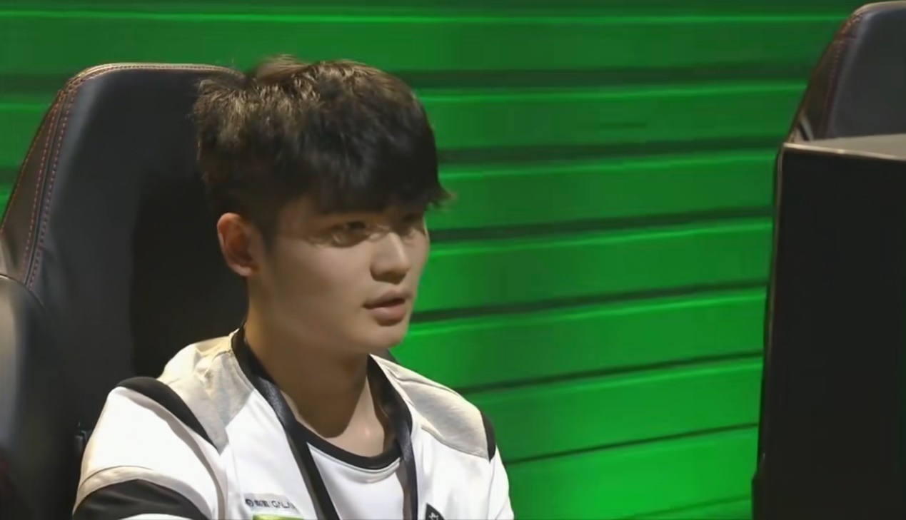 LPL再现世纪大和解，Uzi无状态合影，两人之间恩怨，自此一笔勾销