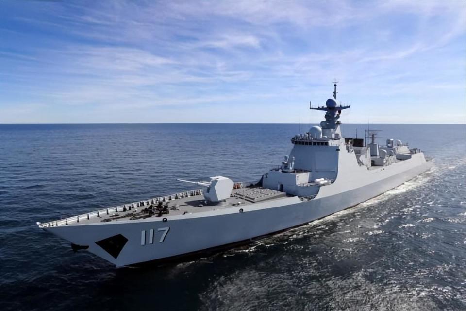 052C和052D驱逐舰有何不同？放一起比才明白，区别不在于尺寸_腾讯新闻