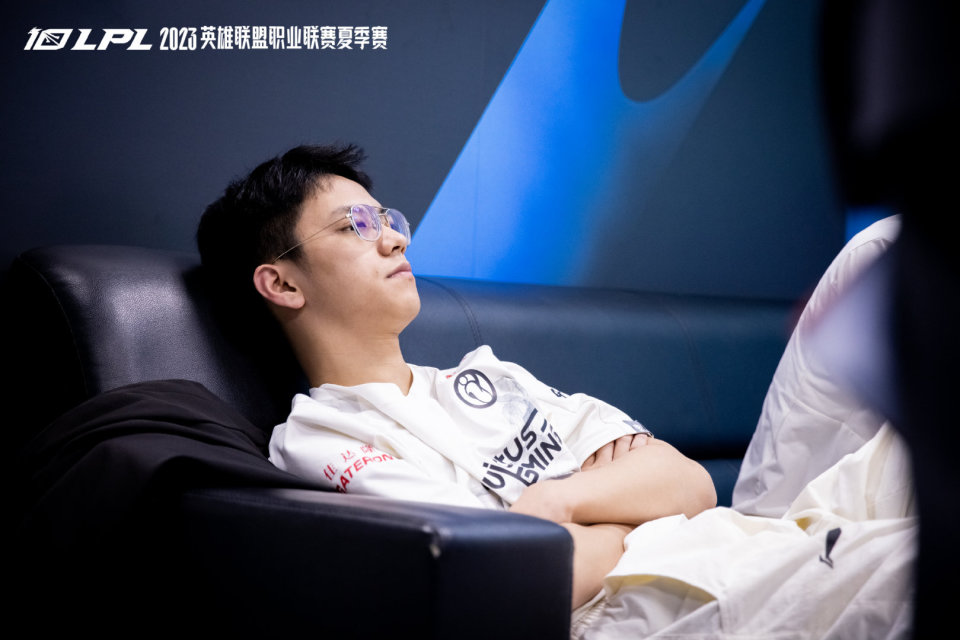 iG爆冷终结11连胜JDG，国外网友锐评：JDG太傲慢，寒冰就是辣鸡_腾讯新闻