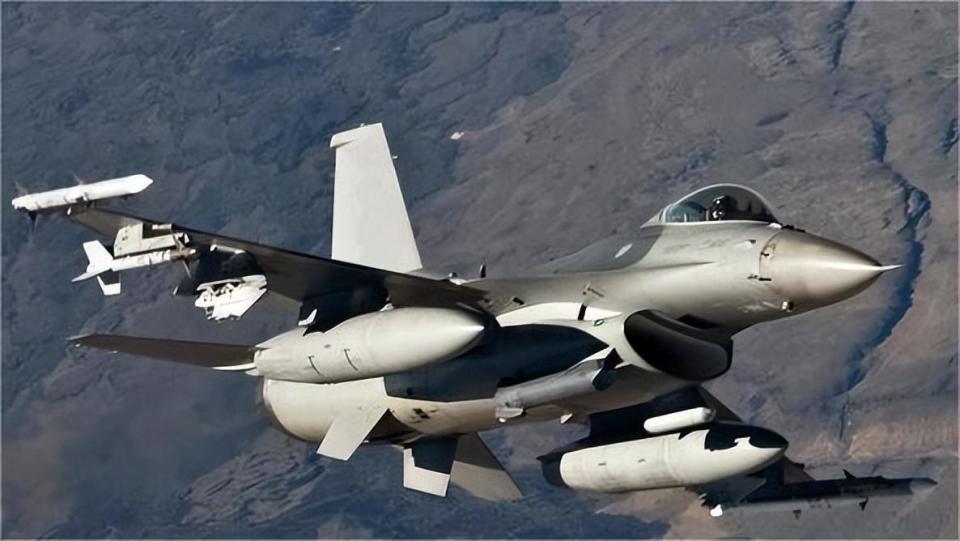 F-16V锁定歼-16和轰-6K！得到美制“狙击手”后，对岸抖起来了？_腾讯新闻