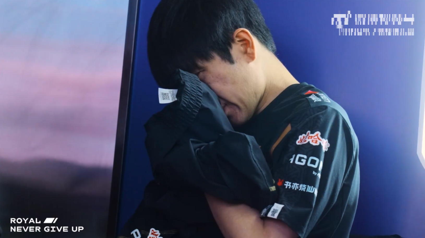 Gala哭了！RNG发布赛后视频：Gala心态崩溃，捂脸痛哭