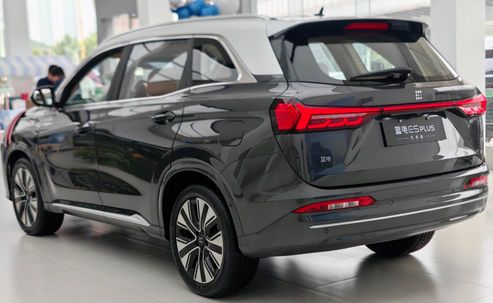 赛力斯混动SUV，7.98万上市！全系续航1300km，关键还配大7座_腾讯新闻